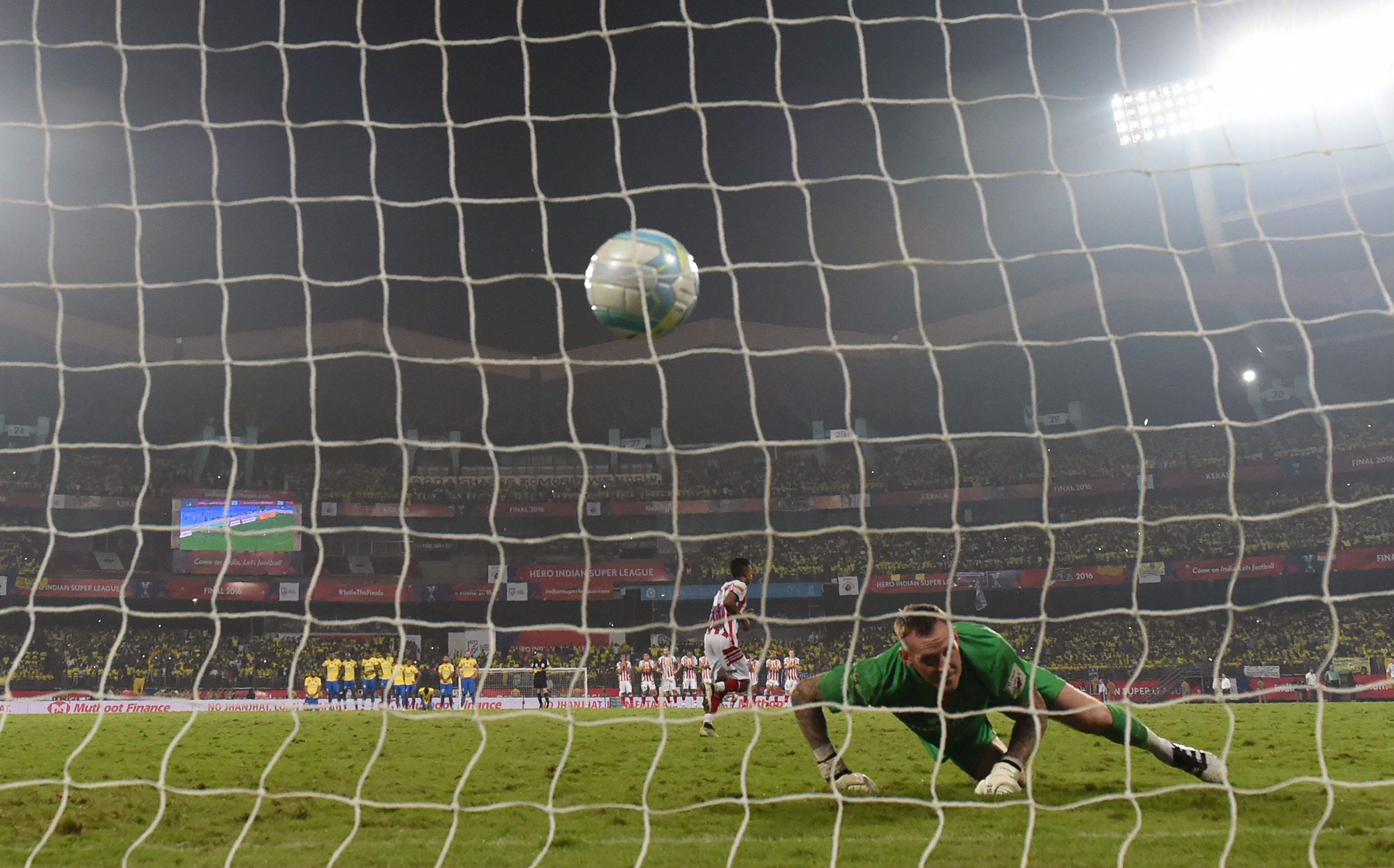 Van ‘Invincible’ bij Arsenal tot filmster in India: Graham Stack’s ...