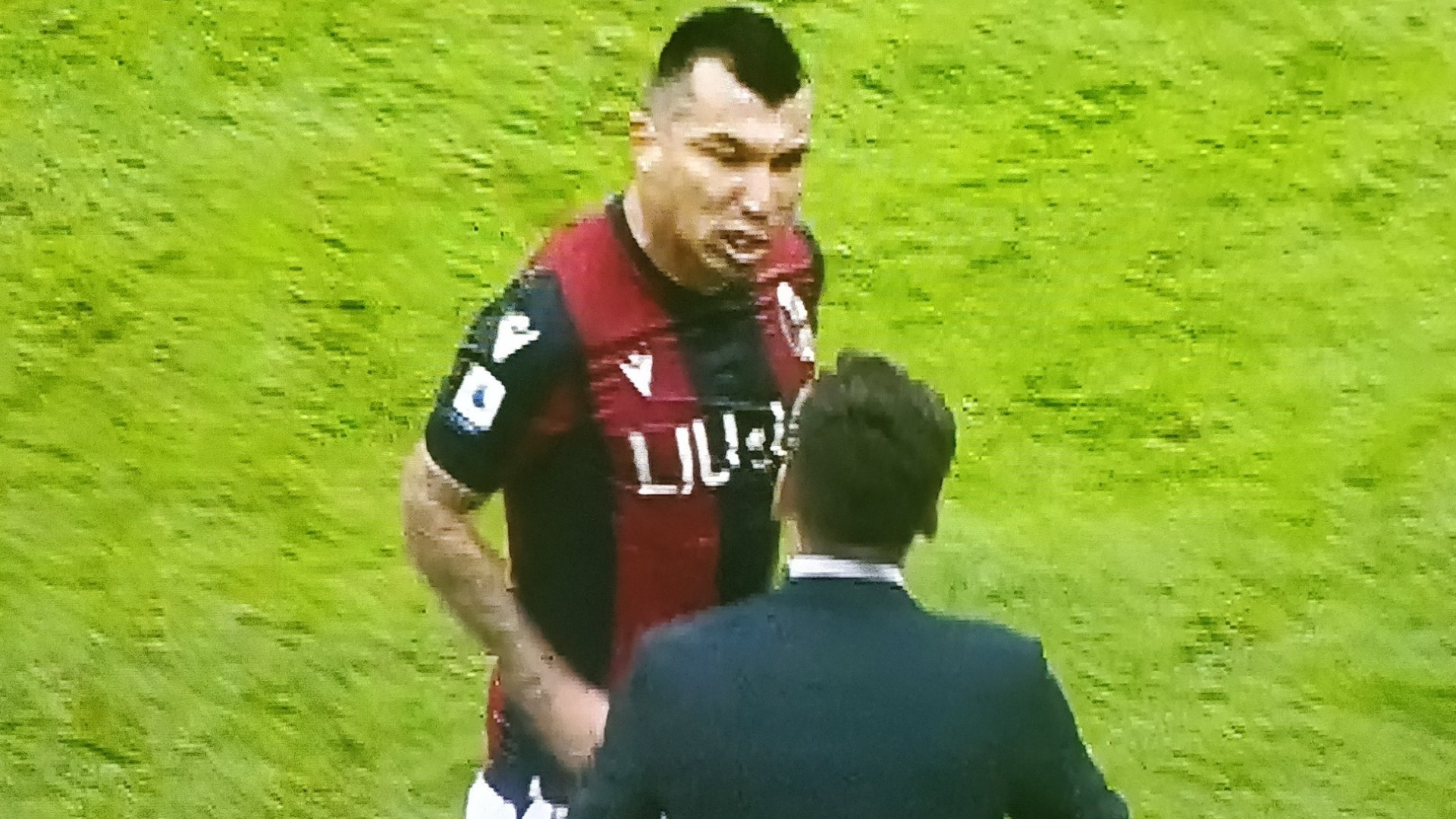 Bologna-Roma, Medel perde la testa nel finale e spintona Fonseca ... Bologna-Roma, Medel perde la testa nel finale e spintona Fonseca ...