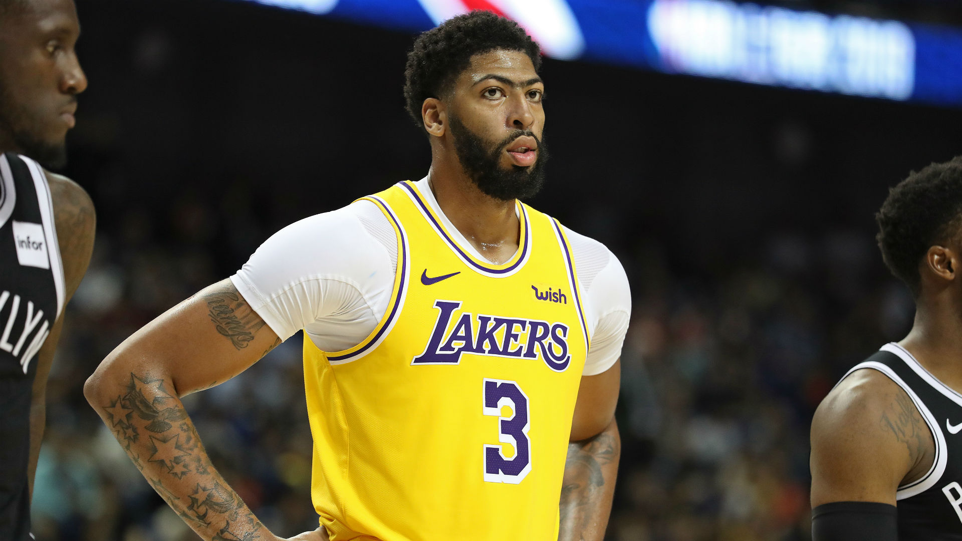 Los Angeles Lakers star Anthony Davis leaves preseason game vs ...