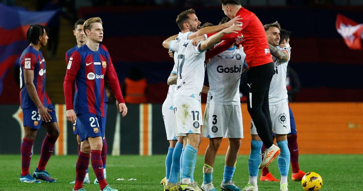 Girona claim shock victory at Barcelona to move back to top of LaLiga