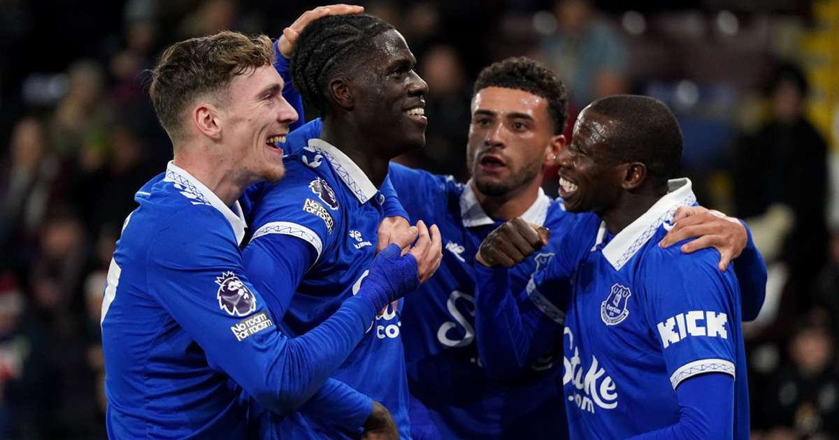 Everton make it four wins in a row with victory at Burnley
