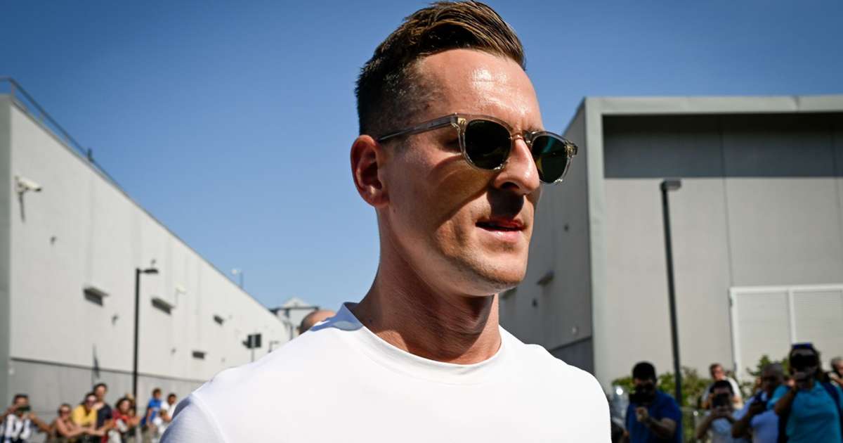 Juventus swoop on Marseille to land former Napoli striker Milik