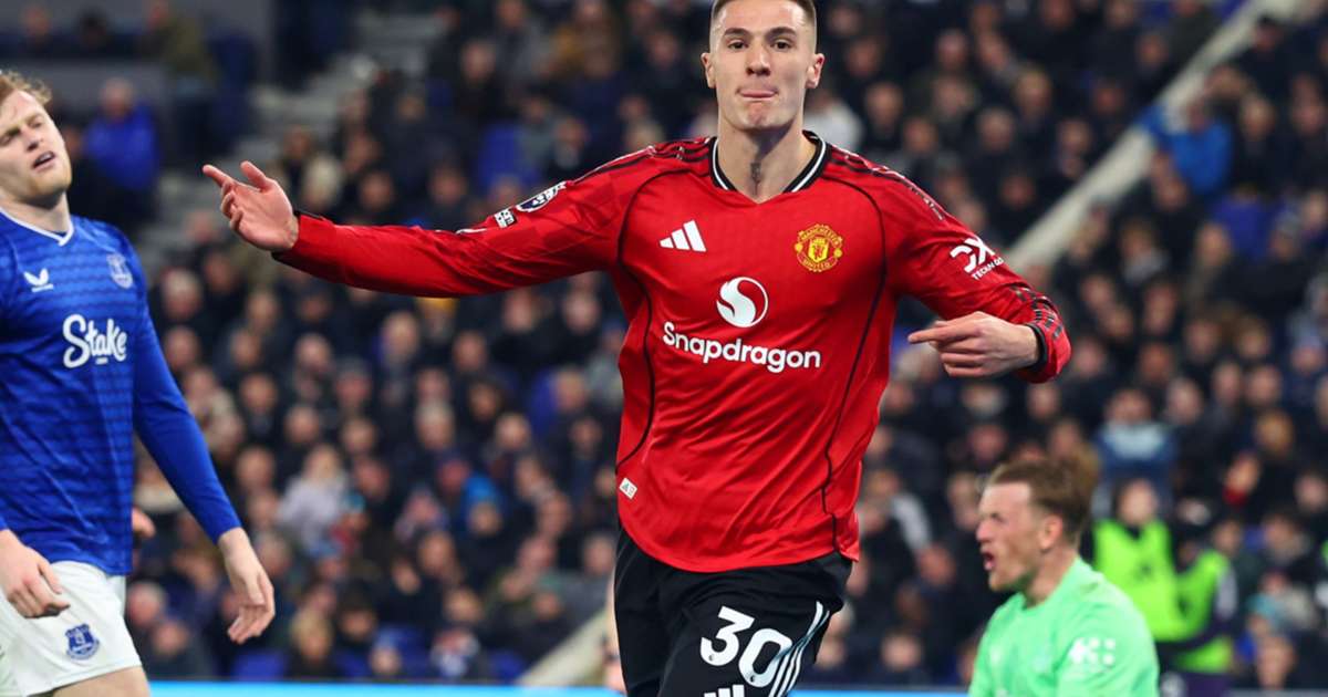 Neville and Carragher back Man Utd for 'virtually guaranteed' Champions ...