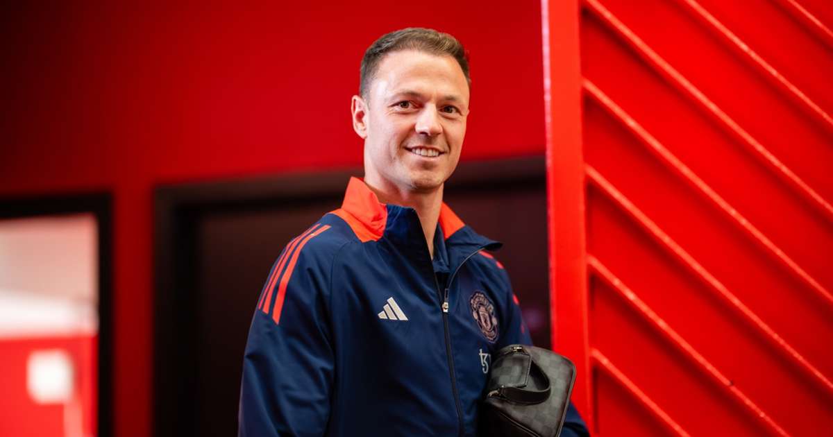 Man Utd defender Evans announces Northern Ireland retirement