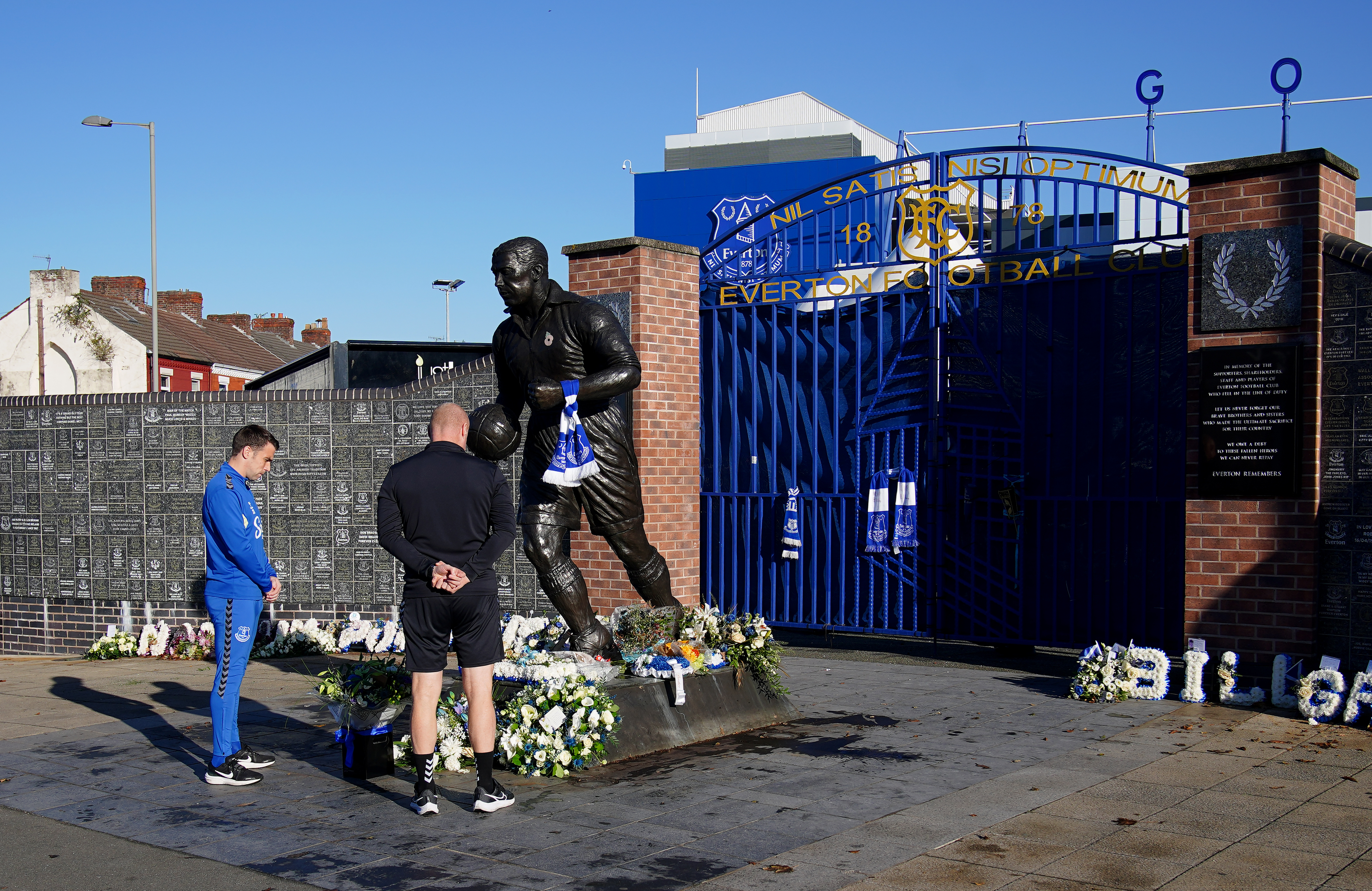 SportyTV | Sean Dyche and Seamus Coleman pay tribute to Everton ...