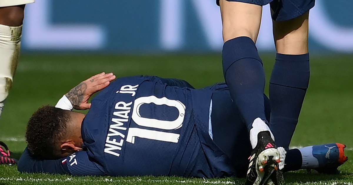 No ankle fracture for Neymar but PSG must wait on ligament scan