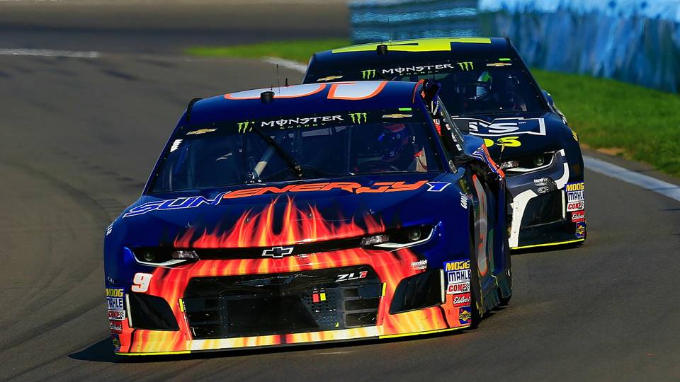 Jimmie Johnson gives Chase Elliott friendly push to victory lane ...